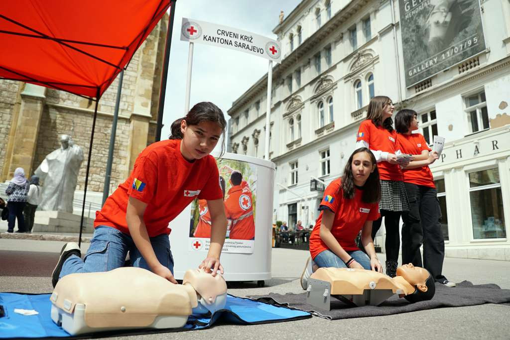 Volunteers in the Center of Sarajevo presented first Aid - Sarajevo Times