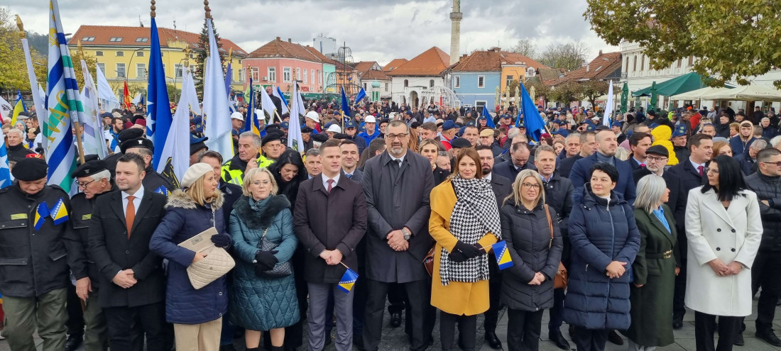 Several Thousand Citizens of BiH marked Statehood Day in Tuzla (video ...